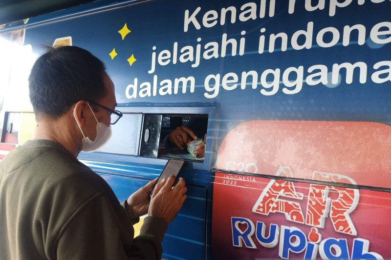 100 orang perdana lakukan penukaran uang di Pasar Kreneng Denpasar ...