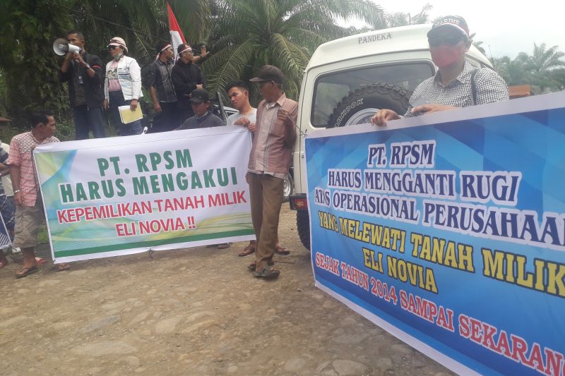 Jalan menuju pabrik sawit PT RPSM Kinali Pasaman Barat diblokade warga - ANTARA News