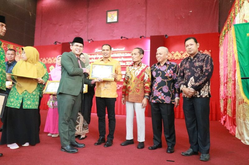 Lima anggota DPRD Sumbar diganjar penghargaan dari HAKLI - ANTARA Sumbar Lima anggota DPRD Sumbar diganjar penghargaan dari HAKLI - ANTARA Sumbar