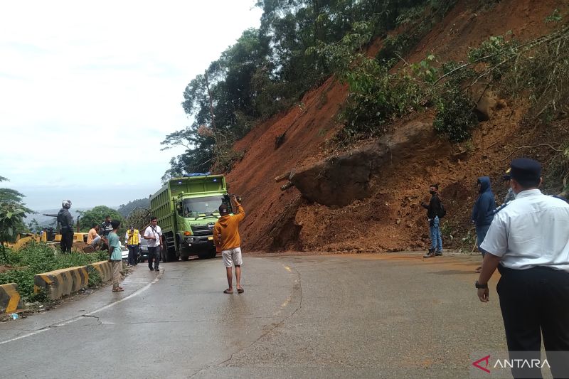 Solusi jalur maut Sitinjau Lauik di tangan Gubernur Sumbar - ANTARA Sumatera Barat