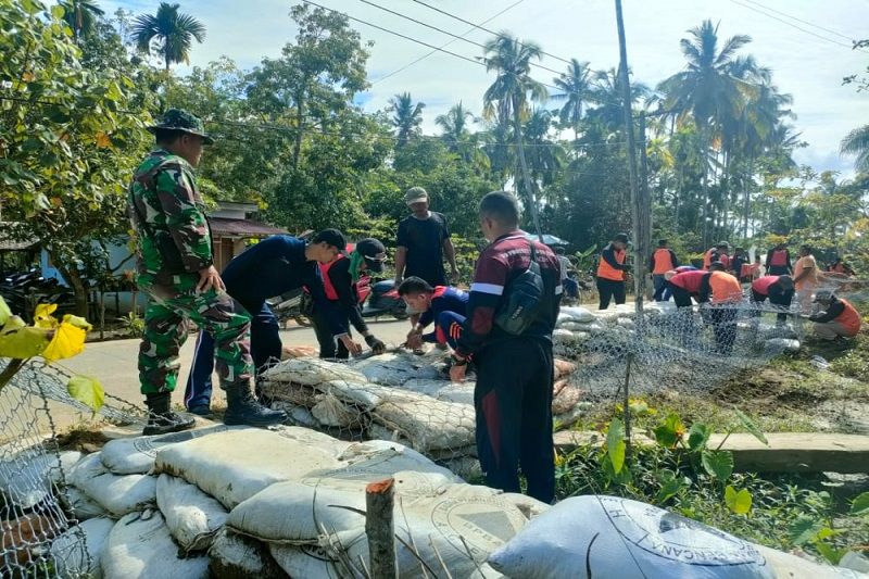 Polisi-BPBD bantu warga perbaiki tanggul sungai jebol di pesisir Aceh Tamiang - ANTARA News Aceh