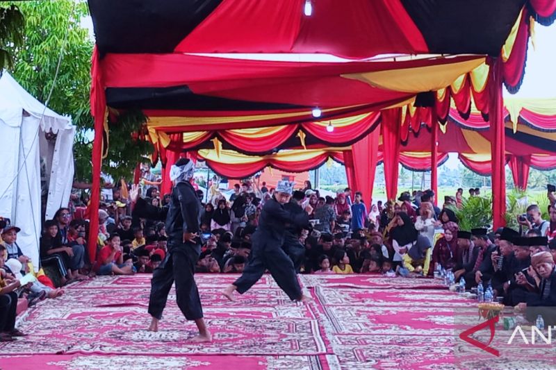 Rang Solok Baralek Gadang tampilkan puluhan sasaran silek tradisi ...
