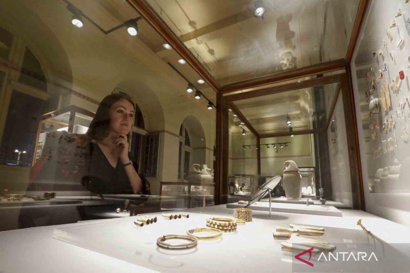 Melihat koleksi artefak kuno peninggalan sejarah di Museum Nasional ...