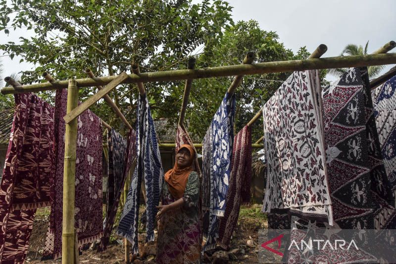 Produksi batik tulis Sukapura - ANTARA News Jawa Barat