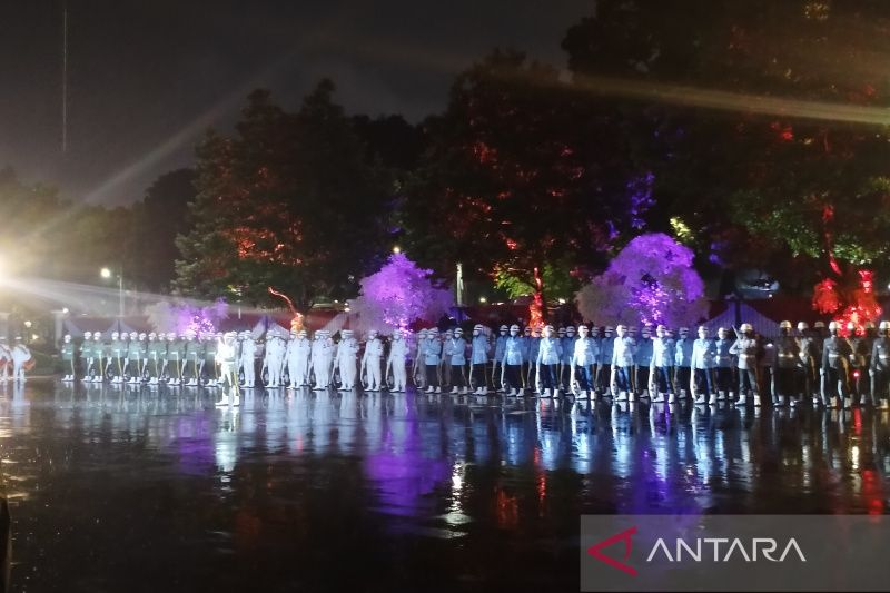 Presiden pimpin Upacara Parade Senja Kemenhan di bawah guyuran hujan - ANTARA News