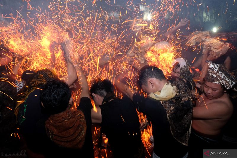 Tradisi perang api di Bali - ANTARA News