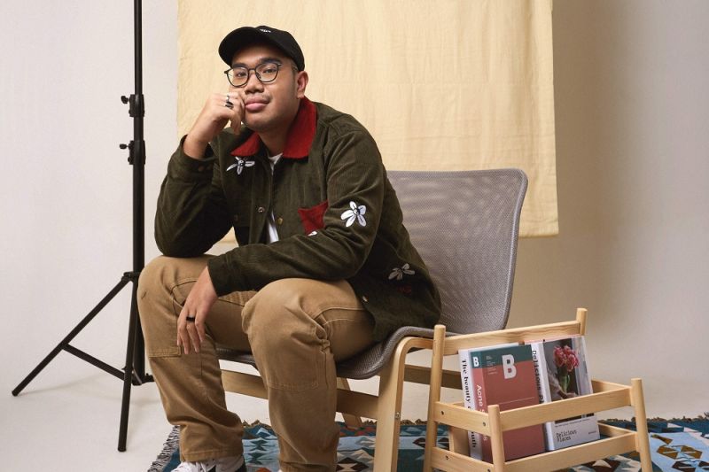 Kaleb J lukiskan indahnya jatuh cinta lewat "To The Moon and Back ...