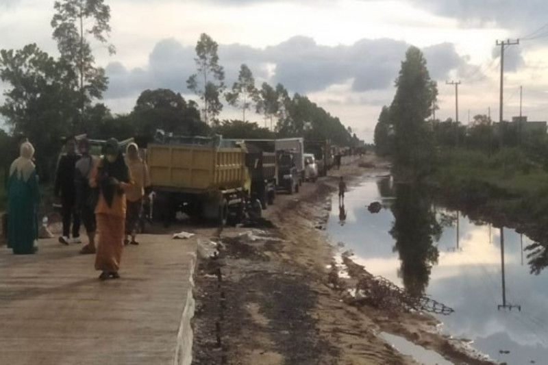 Truk sering amblas, legislator Kalteng minta alat berat disiapkan di jalur Pangkalan Bun-Kolam ...