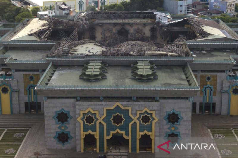 Kondisi pascakebakaran atap Masjid Jakarta Islamic Center - ANTARA News