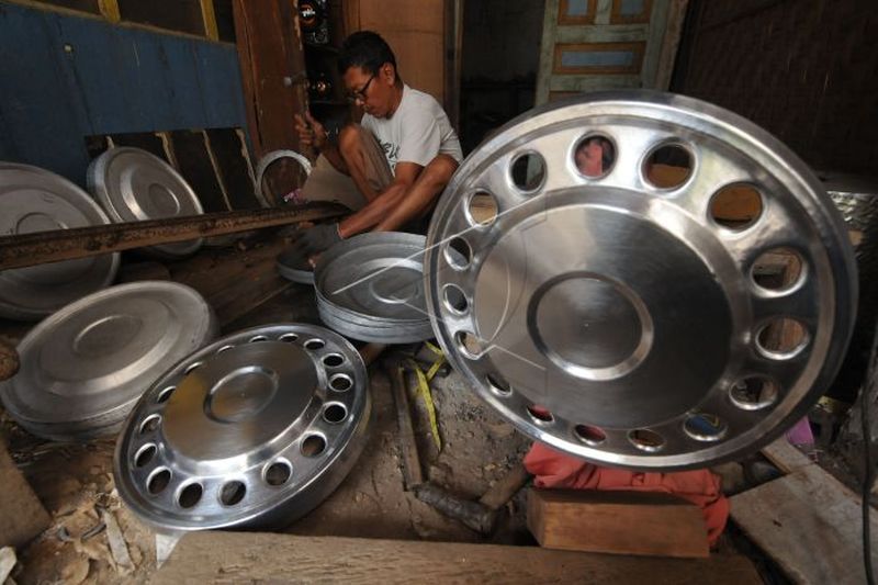 Kerajinan tutup pelek roda mobil - Foto ANTARA Jateng