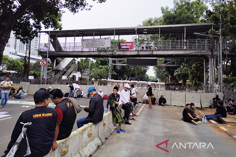 Petugas pasang barikade di sekitar Patung Kuda - ANTARA News