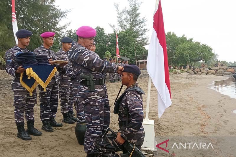 Puluhan prajurit TNI AL jalani pembaretan - ANTARA News