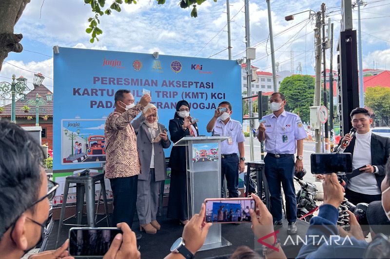 KMT KRL kini bisa digunakan untuk beli tiket bus Transjogja - ANTARA News Yogyakarta - Berita ...