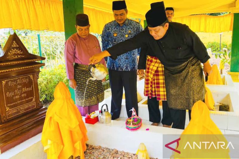 Kerabat Kerajaan Riau-Lingga ziarah ke makam pahlawan di Penyengat ...