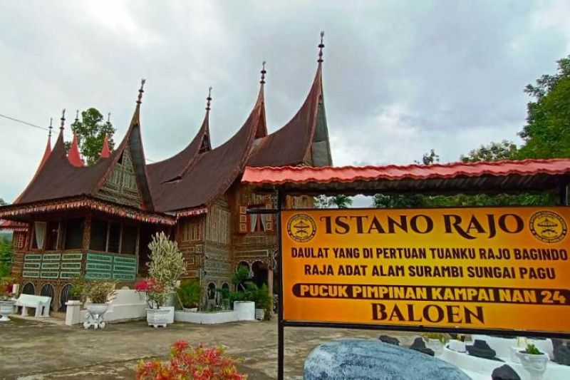 Besok, Istano Rajo Baloen "baralek gadang" melewakan Raja Adat Alam ...