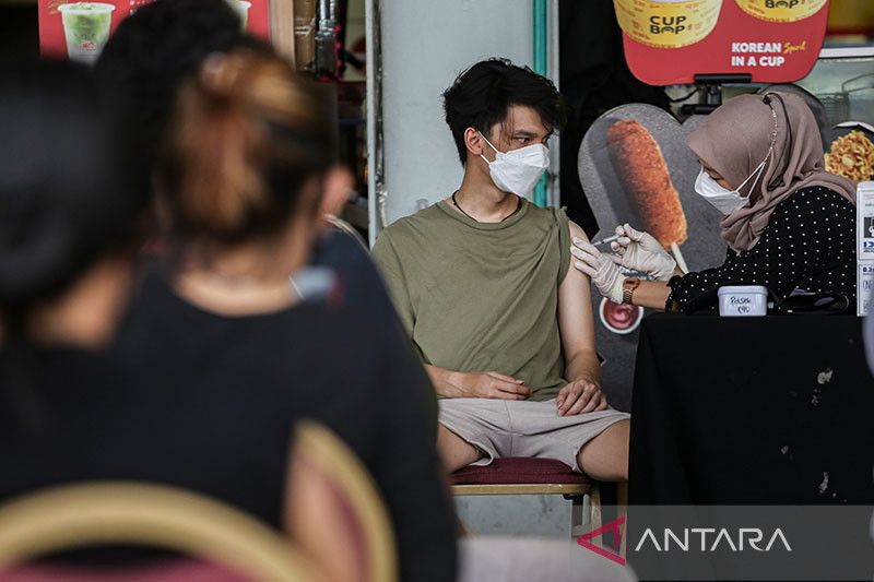 65,78 juta warga Indonesia sudah dapat vaksinasi COVID-19 penguat - ANTARA News