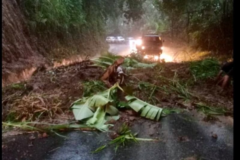 Longsor terjang wilayah di Gowa akibatkan dua warga meninggal dunia ... Longsor terjang wilayah di Gowa akibatkan dua warga meninggal dunia ...