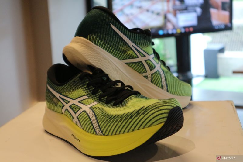 Melatih kecepatan lari menggunakan ASICS Magic Speed 2 - ANTARA News