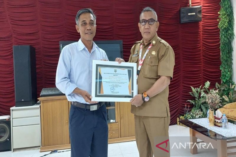 Disnakertrans Kotabaru beri penghargaan kepada Indocement Tarjun ...