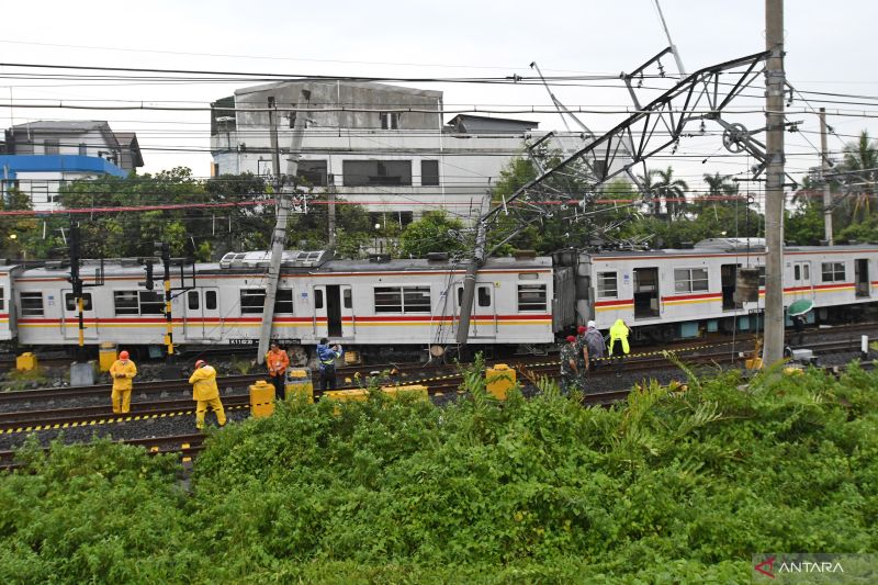KRL Commuterline anjlok di Kampung Bandan Jakarta - ANTARA News