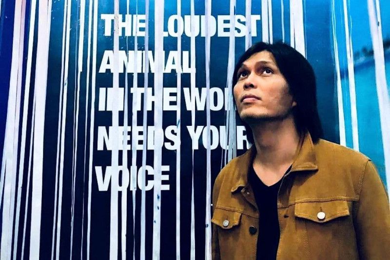 Lirik lagu "Dealova" oleh Once Mekel tentang cinta yang transendental ...