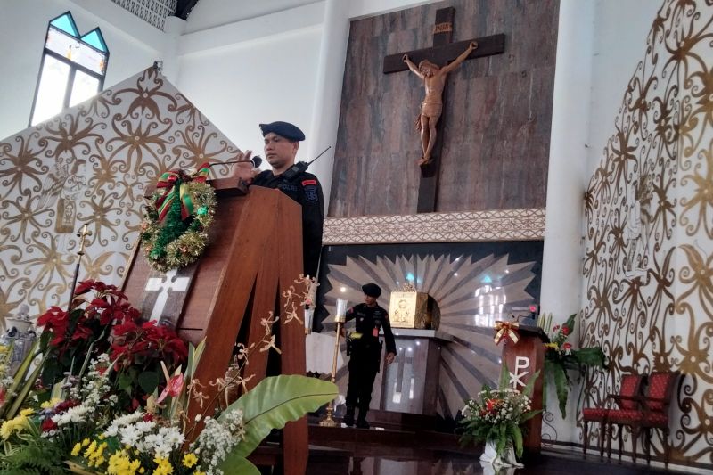 Brimob Polda Kaltara sterilkan Gereja di Tarakan jelang perayaan Natal - ANTARA News Kaltara