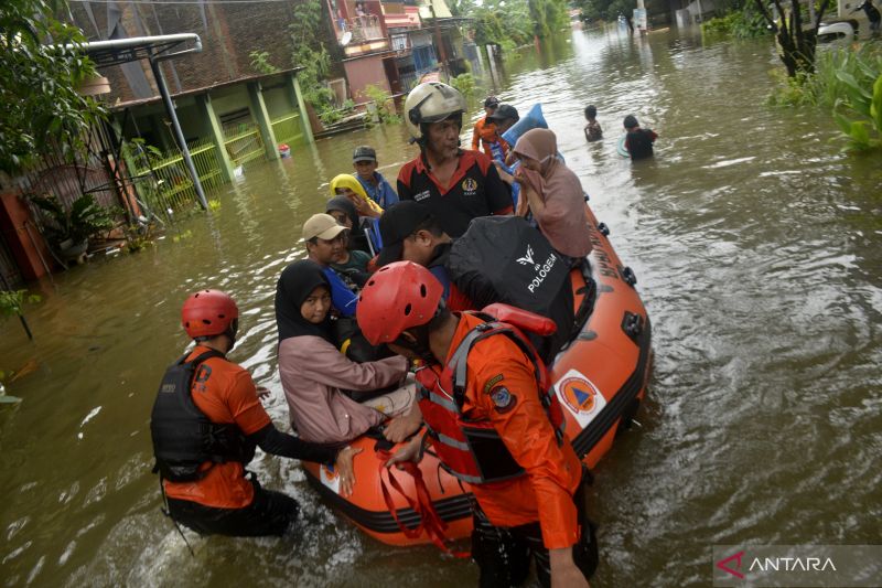 Evakuasi warga korban banjir di Makassar - ANTARA News