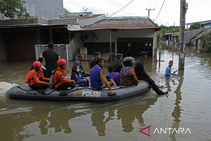 Banjir di Makassar rendam 3.046 rumah di tiga kecamatan - ANTARA News Banjir di Makassar rendam 3.046 rumah di tiga kecamatan - ANTARA News