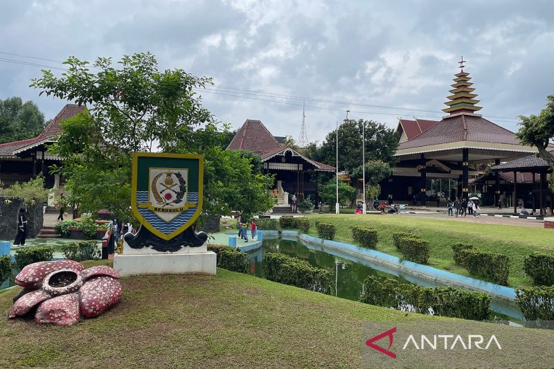 Taman Mini Indonesia Indah mulai ramai pengunjung sejak pagi tadi ...
