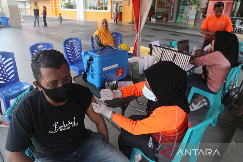 Penerima vaksinasi COVID-19 dosis ketiga capai 68,51 juta penduduk RI - ANTARA News