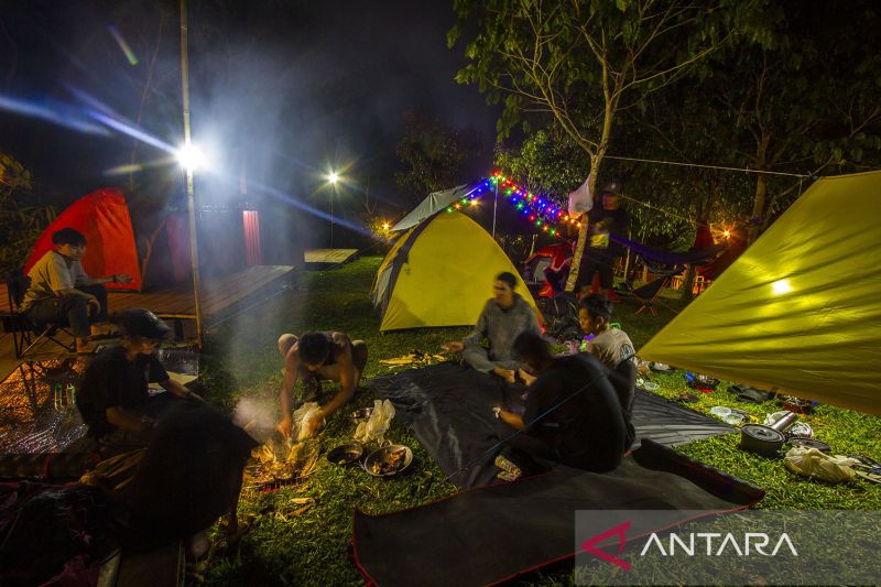 Berkemah dengan suasana pegunungan Meratus pada malam pergantian tahun - ANTARA News