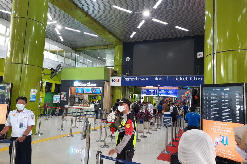 Near normalcy restored in train service at Gambir, Senen stations ...