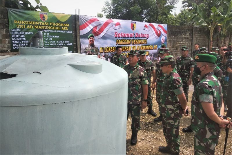 Pangdam V/Brawijaya realisasikan "TNI AD Manunggal Air" di Ponpes Ar ...