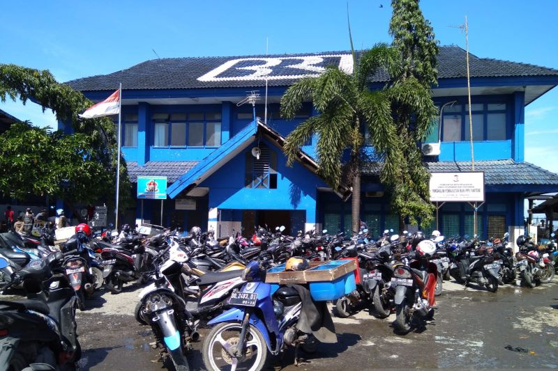 Cuaca ekstrem pengaruhi pasokan ikan di TPI Paotere Makassar - ANTARA ...