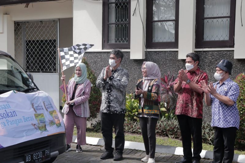 Bulog Yogyakarta meluncurkan program SPHP beras di tingkat konsumen - ANTARA News Yogyakarta ...