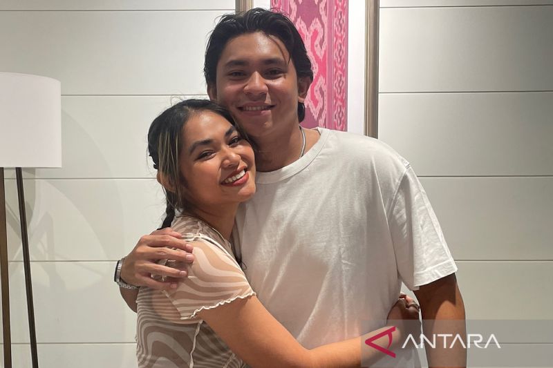 Rheno Poetiray tak sangka bisa miliki lagu duet dengan sang kakak - ANTARA News