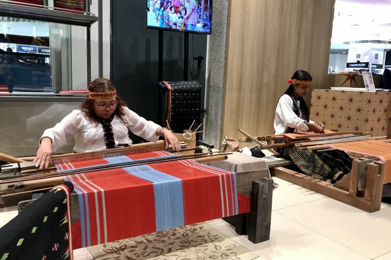 Kenalkan tenun ke pasar global, Sarinah hadirkan penenun gedogan NTT ...