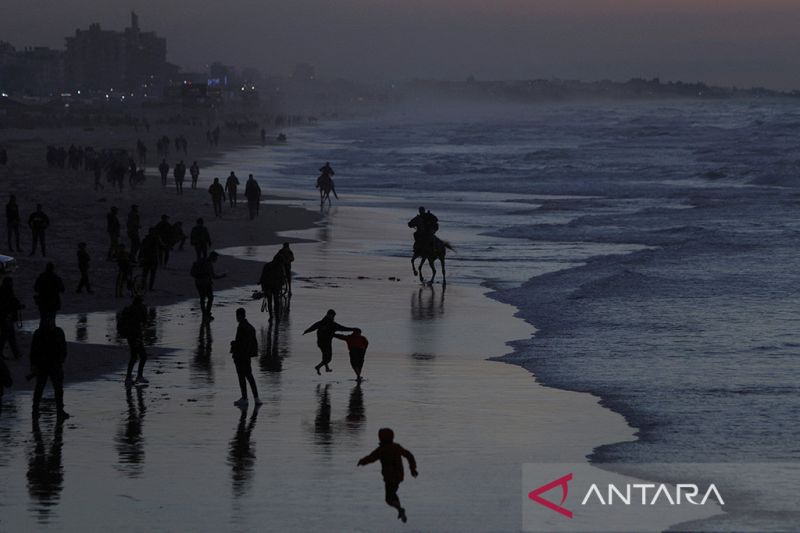 Warga Palestina berwisata di pantai Kota Gaza - ANTARA News