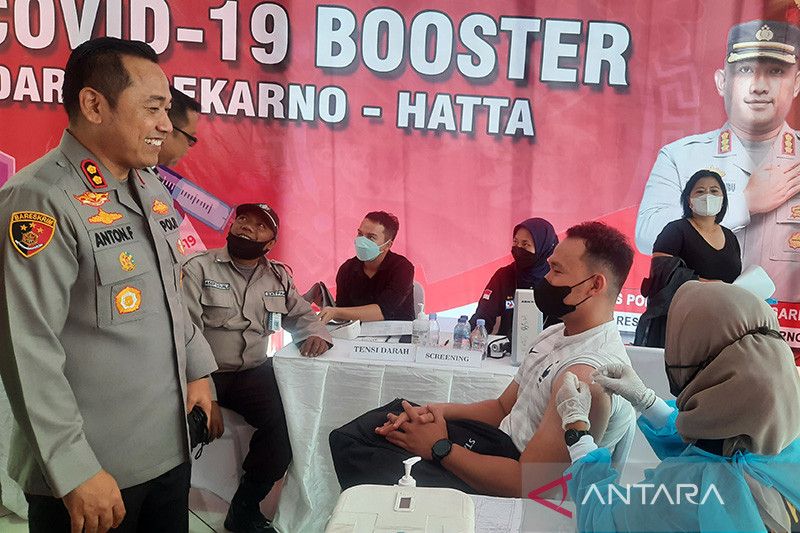 Polisi Gelar Vaksinasi Penguat Kedua Di Bandara Soekarno Hatta Antara