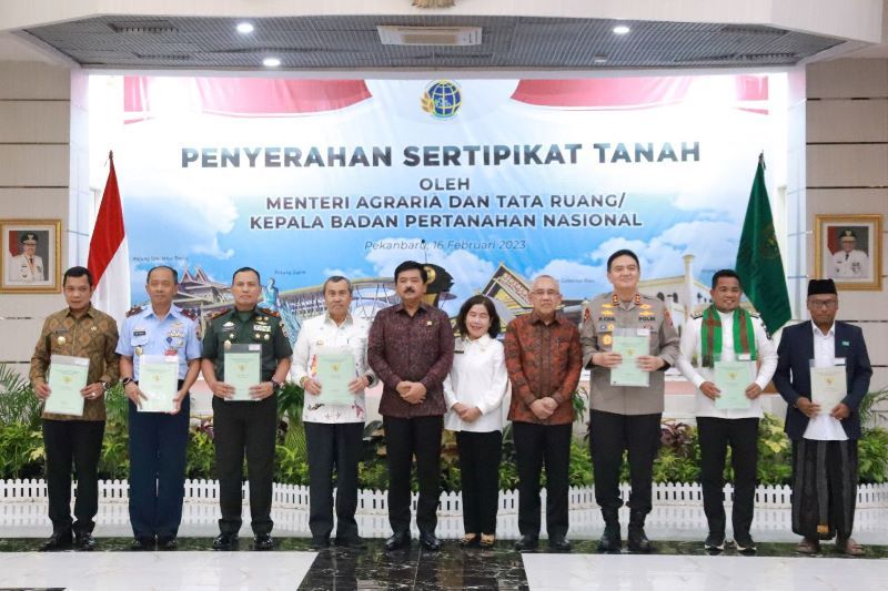 Menteri ATR/BPN serahkan sertifikat tanah sebanyak 15 bidang - ANTARA News