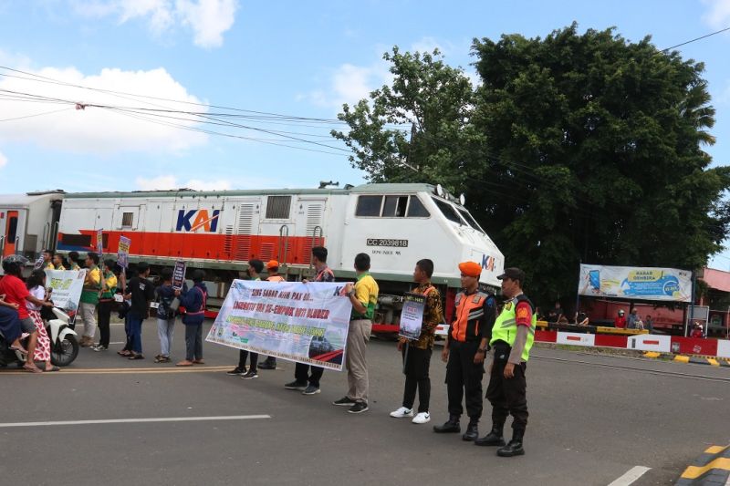KAI Daop Madiun sosialisasikan keselamatan di perlintasan sebidang - ANTARA News