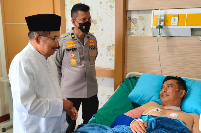 JK jenguk Kapolda Jambi di rumah sakit - ANTARA News