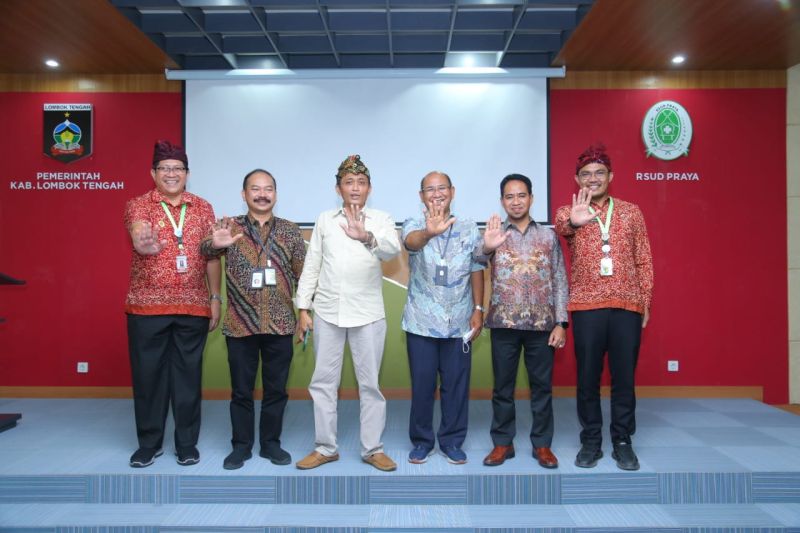 RSUD Praya Lombok Tengah diharapkan lulus akreditasi paripurna dan pelayanan wajib - ANTARA News ...