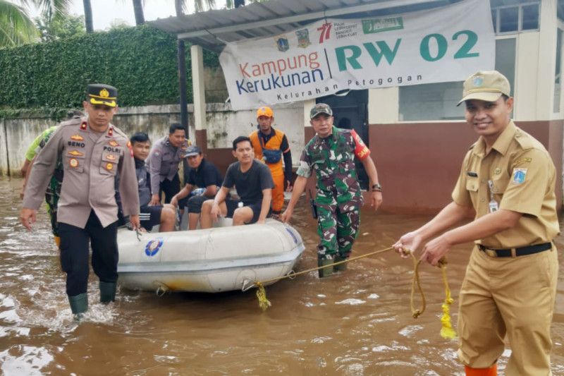 Polisi dan tiga pilar evakuasi warga terdampak banjir di Petogogan - ANTARA News