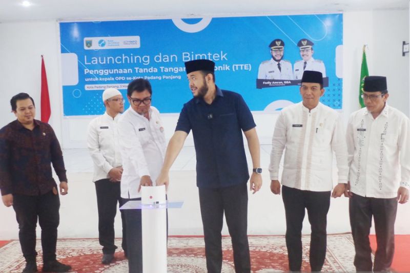 Wali Kota Fadly Amran luncurkan tanda tangan elektronik bagi kepala OPD ...