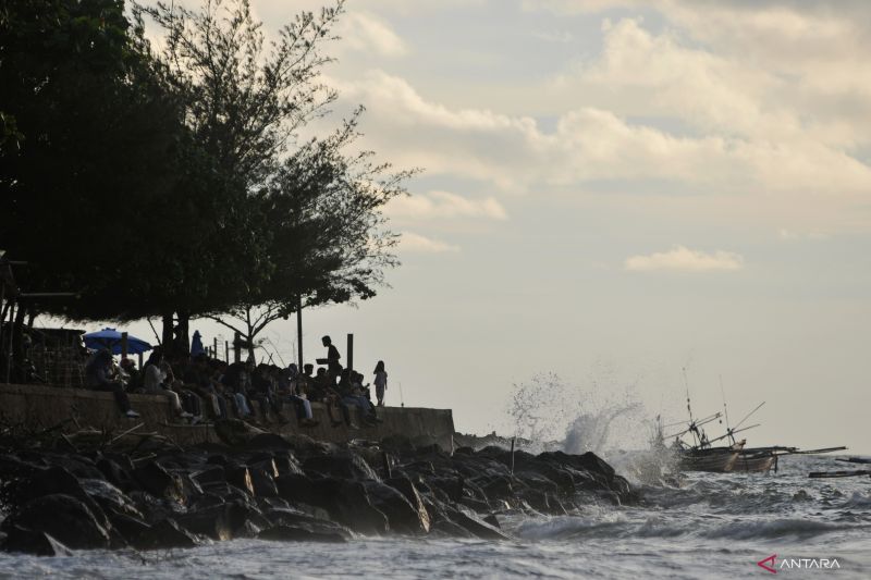 Masyarakat diminta waspadai gelombang tinggi hingga enam meter di Perairan Indonesia - ANTARA ...