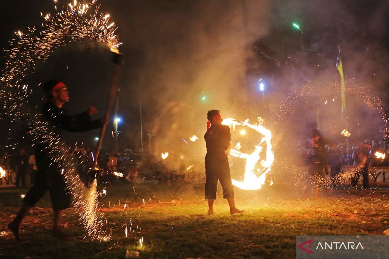 Tradisi sepak bola api di Cirebon - ANTARA News