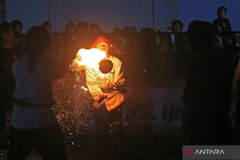 Tradisi sepak bola api di Cirebon - ANTARA News