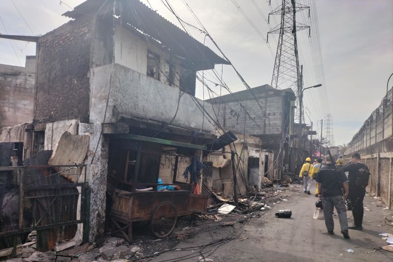 Jakbar kirim genset untuk bantu penerangan korban kebakaran Plumpang ...