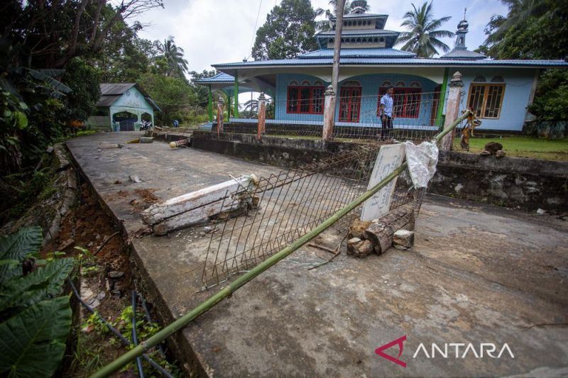 Tujuh titik longsor di Serasan - ANTARA News